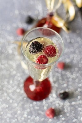 Recette de Cocktail : Champagne aux fruits rouges et sirop d'orgeat ...